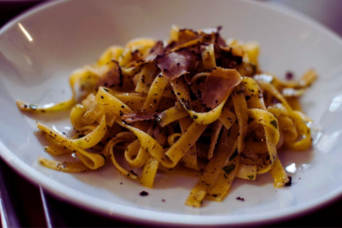 Tagliatelle Trufado com Molho de Manteiga de Ervas e Pinhões - Mundo de ...